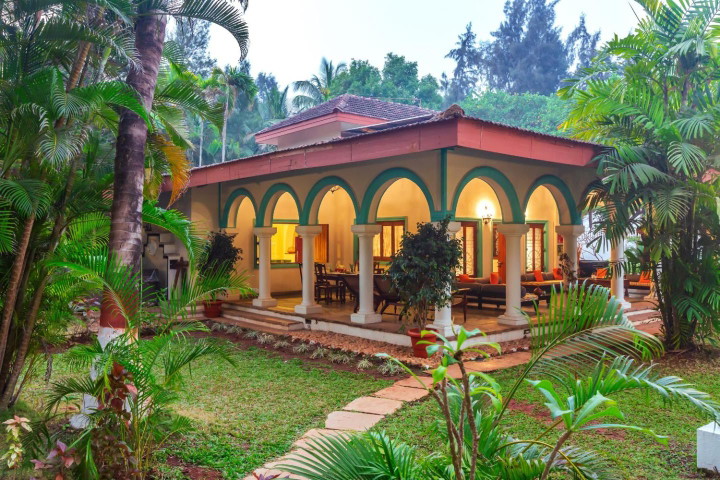 Saffronstays Aquamarina - 3br Mediterranean Style Beachfront Villa With Pool, Lawns & Seafood Dining Near Nagaon Beach - Alibag