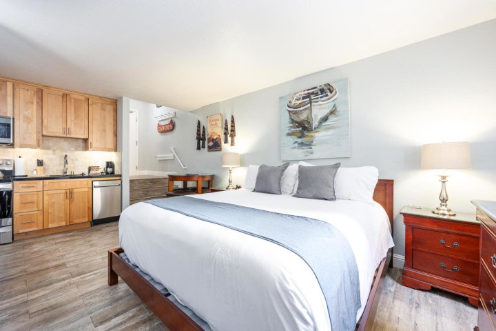 Partial Lake View Stunning Deluxe King Studio #125 At Donner Lake Village - Truckee, CA