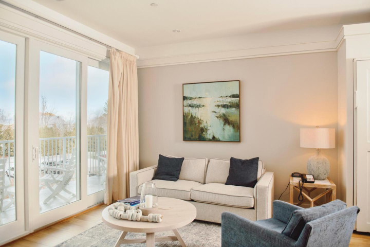 Charming Captain Suite 204 In Bay Harbor, Perfect For Couples With A Cozy Vibe. - Petoskey, MI