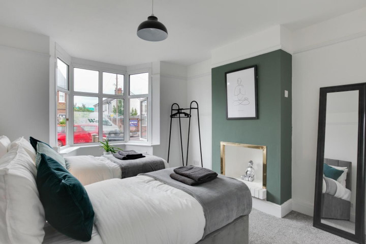 Spacious Three Bedroom House - Free Parking & Wifi - Chelmsford