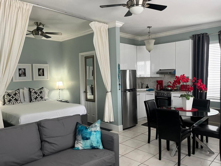 Ocean Breeze Studio With Parking By The Beach - South Beach, FL