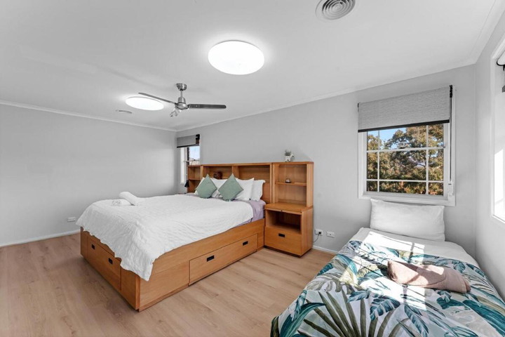 Stylish Canberra Home Comfort & Luxury 5br 3bath 12 Sleeps 1 Entire Home 8 Beds - Canberra