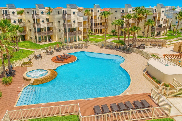 Beachfront Bargain - 2 Levels - 2 Pools & Hot Tubs - South Padre Island
