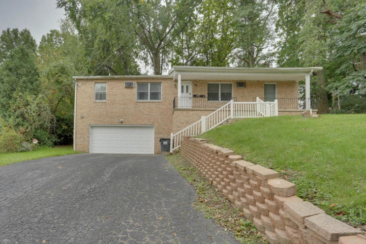 Youngstown Home Near Fellows Gardens & Lake Milton - Youngstown, OH