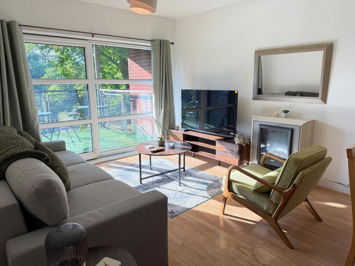 Didsbury 2-bed With Free Parking & 2 Balconies - Altrincham