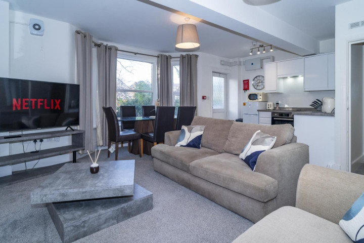 Frant Road Retreat | Private Parking - Royal Tunbridge Wells