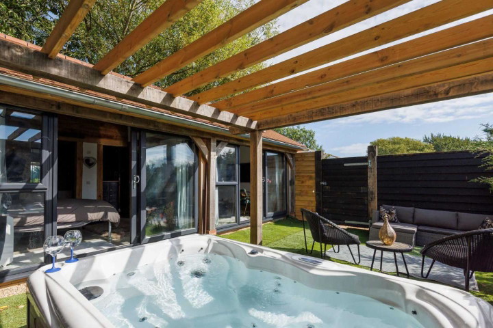 Romantic Countryside Lodge With Hot Tub - Chichester