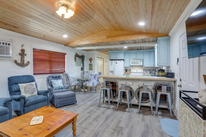 1 Mi To Festivals! Grand Isle Getaway W/ Deck - Grand Isle, LA