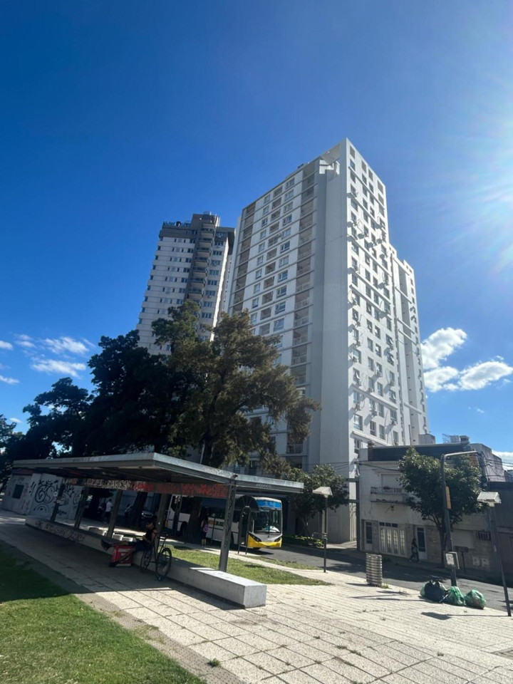 Departamento De Dos Dormitorios Con Cochera A Metros De Bv Pellegrini - Santa Fe