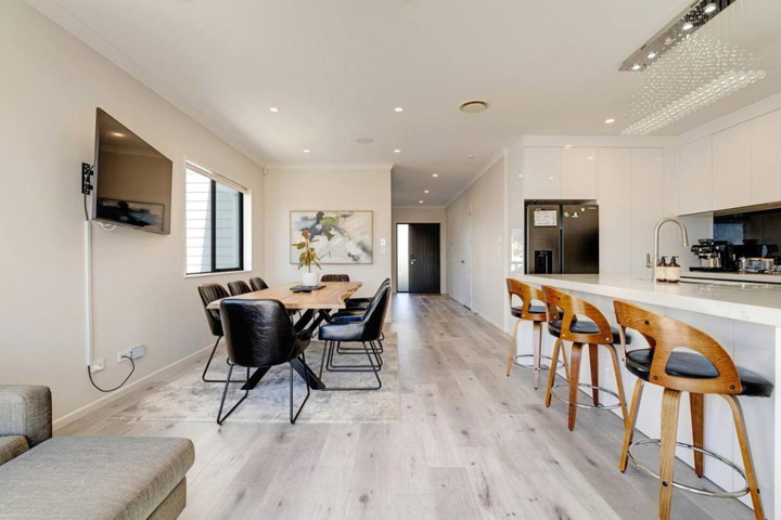 Spacious Home - 2 Lounges, Gym - Shared Deck Near Manukau - Auckland