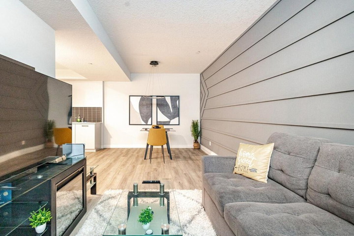 Hotchlair Private Suite With Kitchen, Dining & Cozy Living Area - Calgary