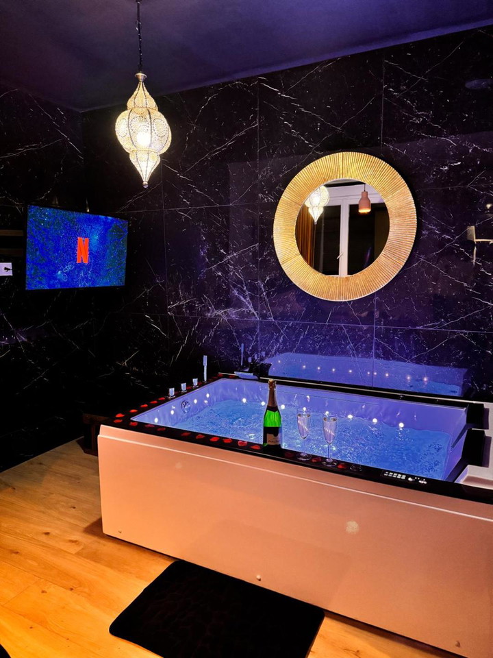 Jacuzzi Privé, Sauna & Design Chic - Reims