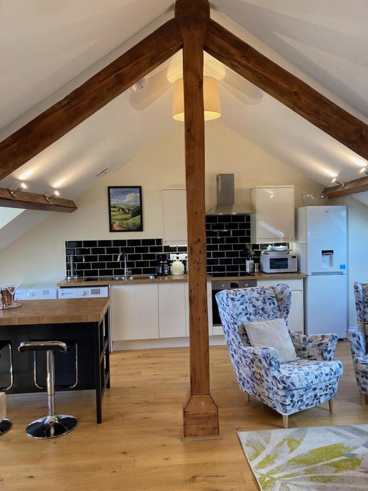 Windows Over Stroud - 2br Penthouse In Historic Building - Nailsworth