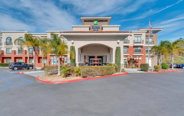 Holiday Inn Express Hotel & Suites Lake Elsinore By Ihg - Lake Elsinore, CA
