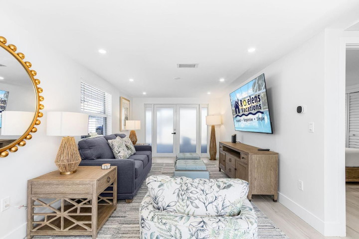 Plunge Into Joy & Sun At Siesta Key Coastal Gem - Aloha Kai #60 - Siesta Key, FL