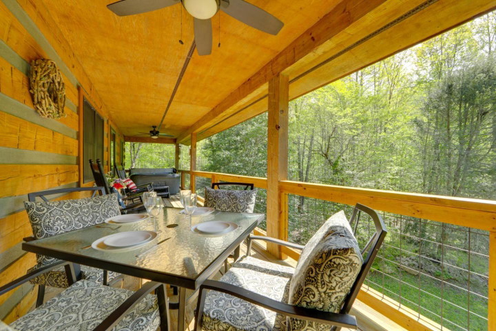 Hot Tub & Fire Pit! Creekfront Bryson City Cabin - Cherokee, NC