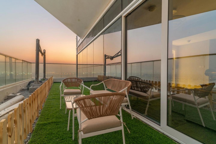 Spacious 1br With Huge Terrace - Dubai