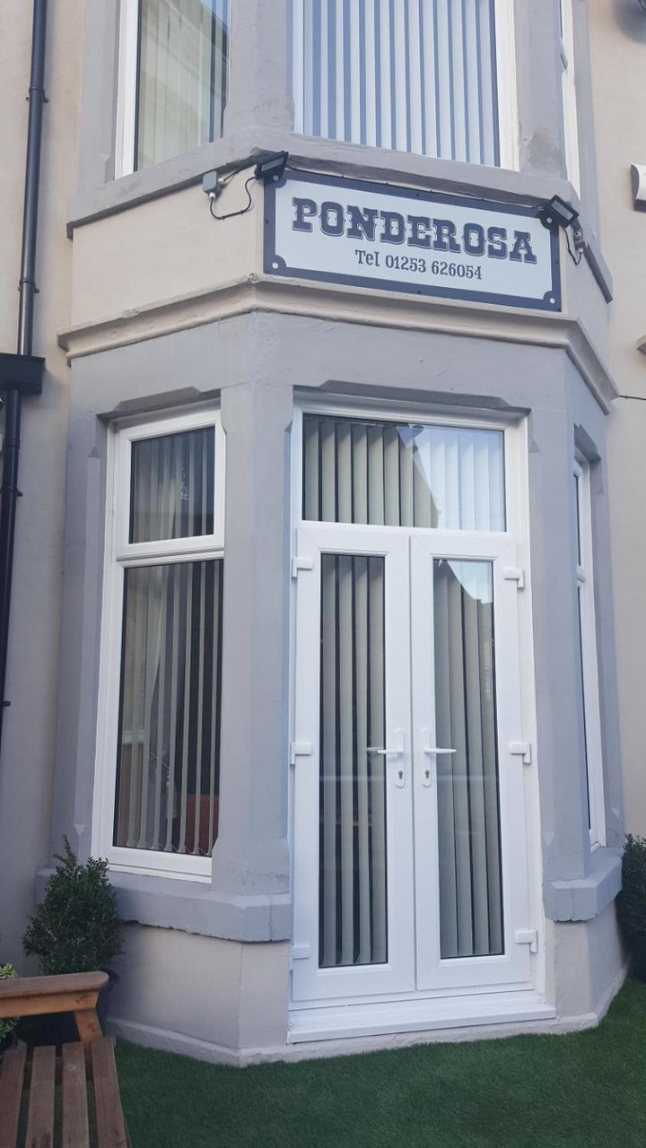Ponderosa B&b With Free Onsite Parking And Breakfast Included - Blackpool