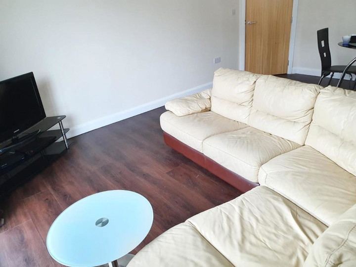 King Size Bedroom In A Shared 2 Bedroom Flat - Cambridge
