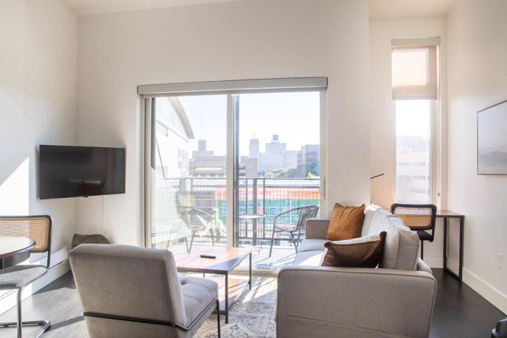 Modern Studio Apt With Rooftop, Gym, And Parking - Milwaukee, WI