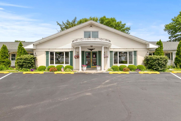 Glass House Inn Erie Near I-90 & I-79 - Erie, PA