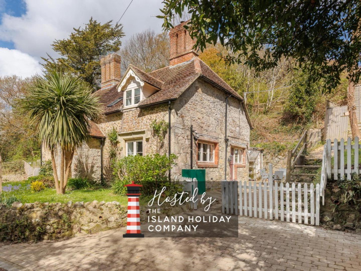 1 Apse Castle Cottage - Chocolate Box Cottage, Dog-friendly 16th Century Cottage, Surrounded By Ancient Woodland In Shanklin - Shanklin