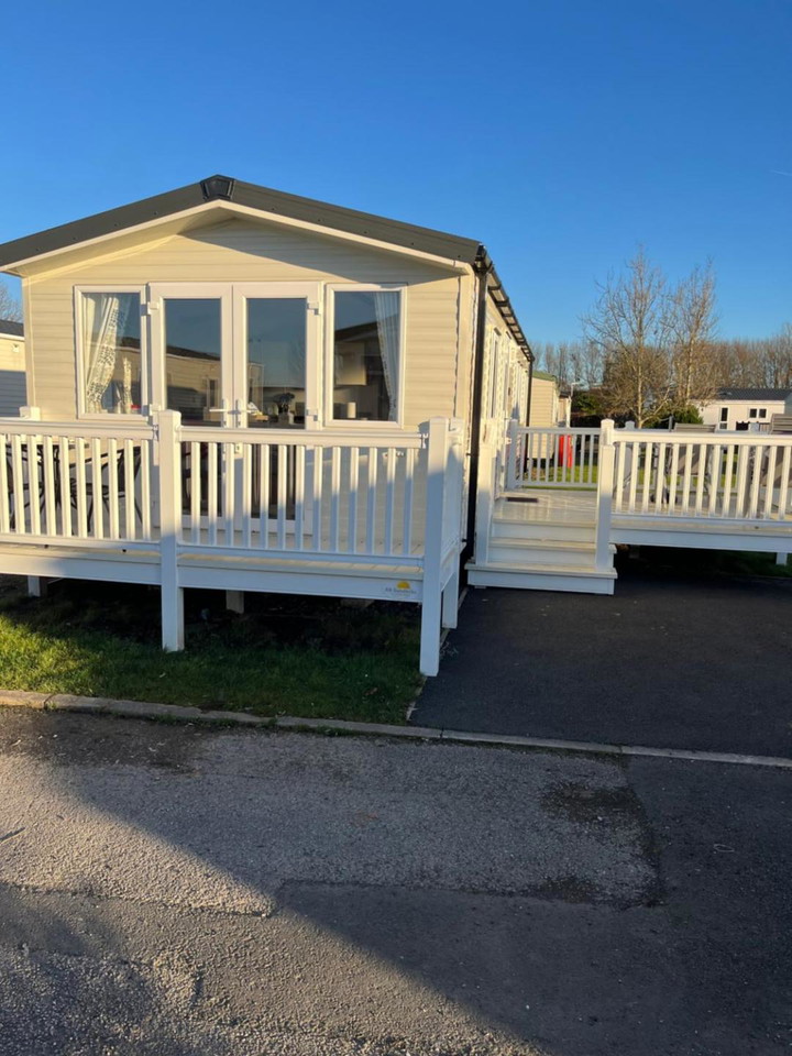 Lorraine's Caravan Holiday - Morecambe