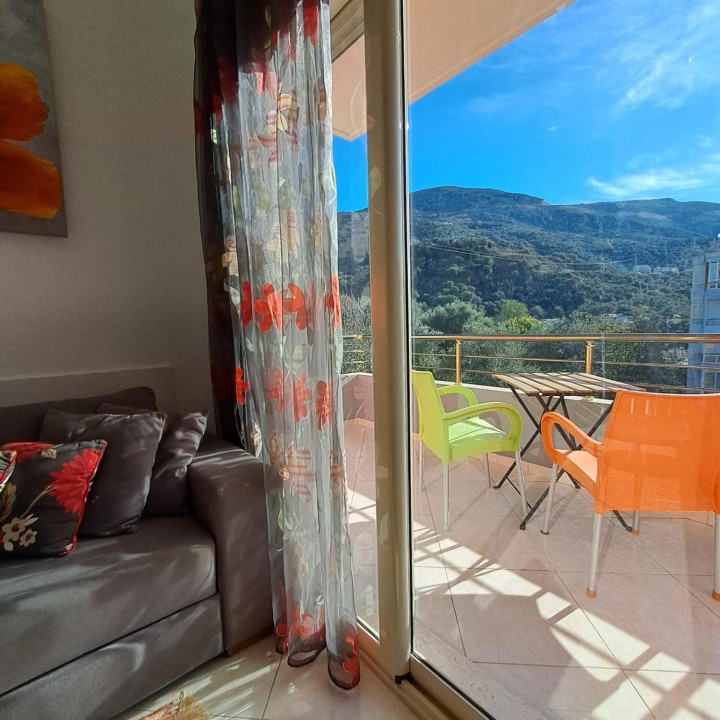 Flowers & Green 2 Bedrooms Apartment & Private Garage - Vlorë