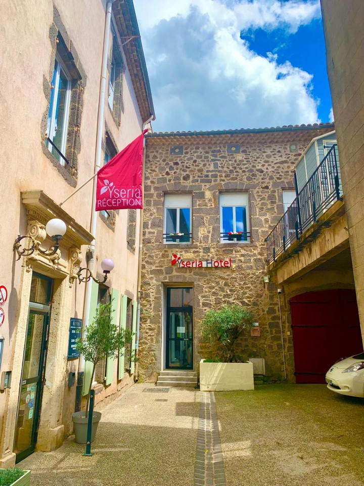 Logis Hotel Yseria - Historical Center - Vias