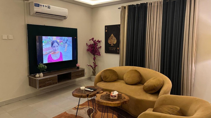Luxury 1bhk Apartment With Eiffel View Bahria - Lahore