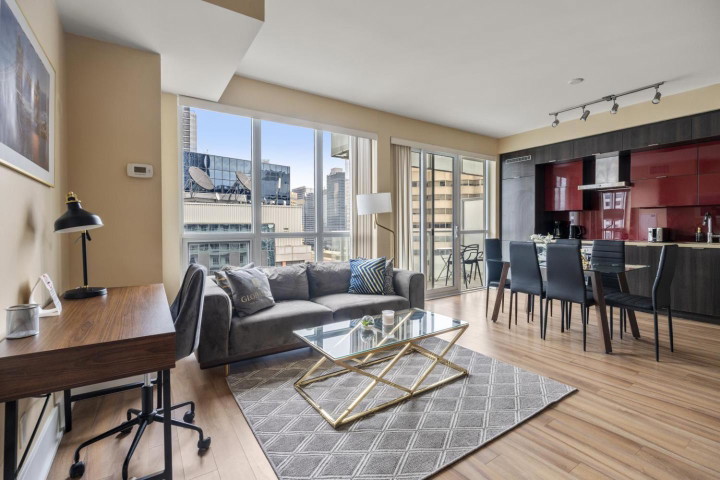 1 Bedroom & Den Condo With Balcony In Dt Toronto - Toronto