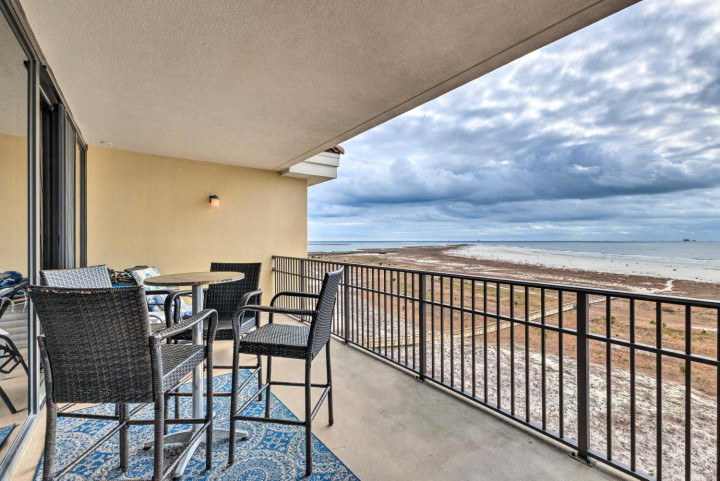 Beachfront Dauphin Island Condo: Pool Access! - Dauphin Island, AL