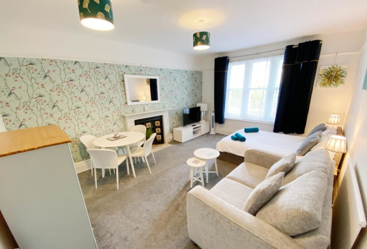 The Chine Stylish Studio Free Parking Sleeps Max 4 Trades Solo Travelers Families Longstays Welcome - Poole