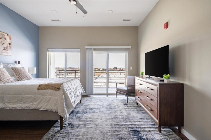 Landing Stunning Studio Pool Rooftop Lounge - Springfield, MO