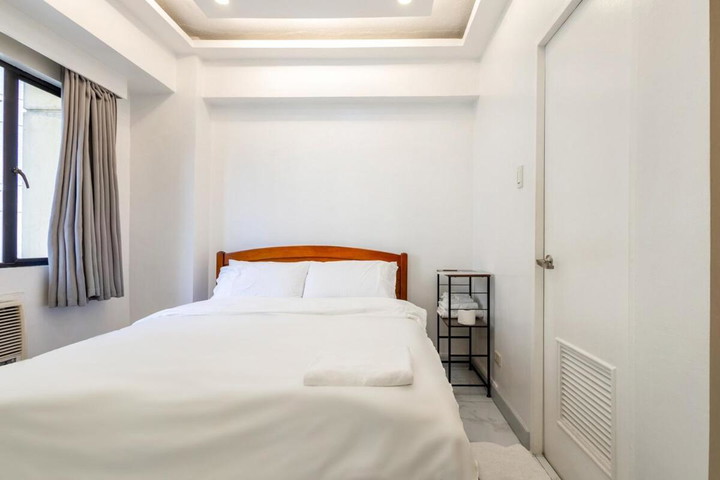 1br Suite Forbeswood Heights In Bgc With 100mbps - Metro Manila