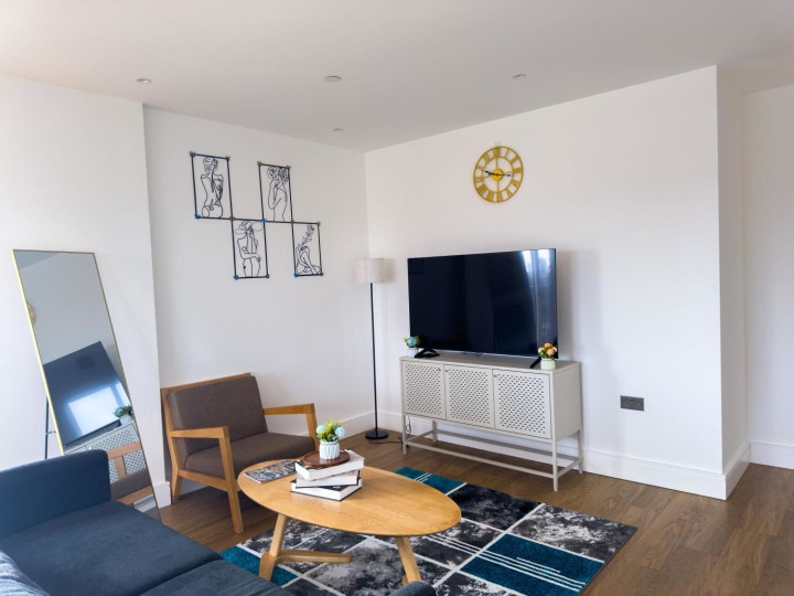 Luxurious & Spacious 2 Bedrooms & 2 Bathrooms Flat With Balcony Near Birmingham City Centre - Solihull