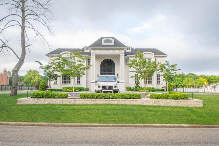 Luxury 4br Magical Oasis Villa Mansion With Indoor Basketball Court And Pool - Deer Park, NY