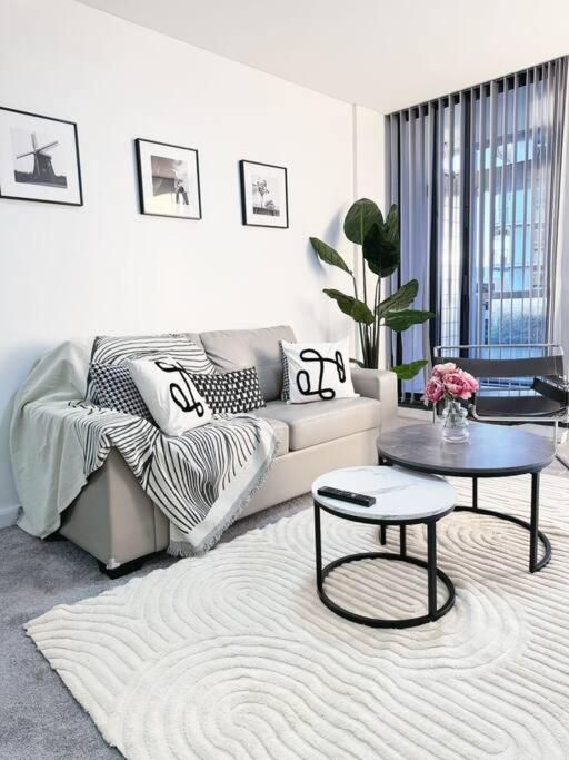 Chic Modern Oasis - Steps From Darling Harbour - North Sydney