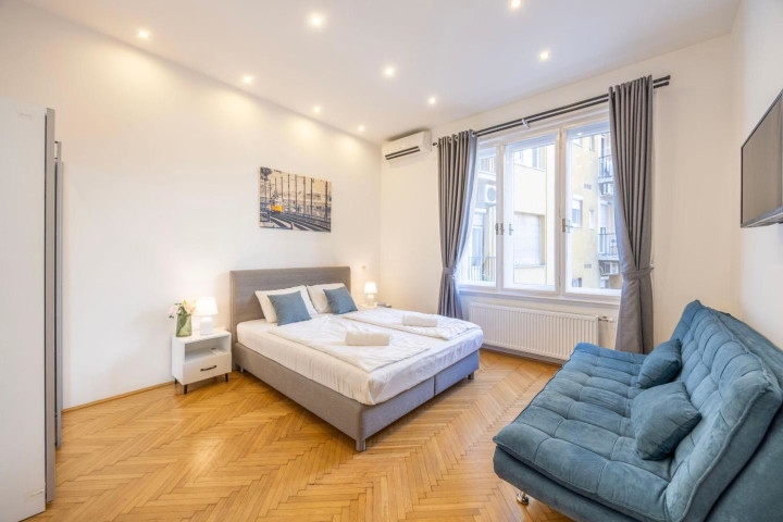 Central N' Sweet 4bedroom Suite W' Balcony - Budapest