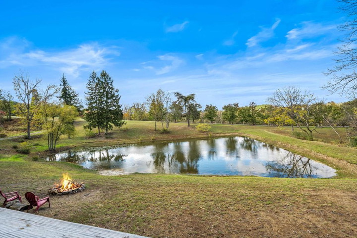Cottage Inn The Woods -- Pond, Pet Friendly, Grill, Wifi, Fire Pit, Deck, Screen Porch, Fireplace, Private - Berkeley Springs, WV