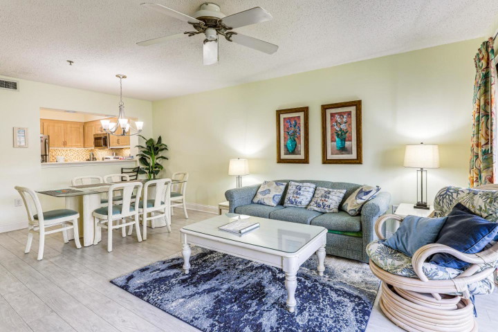 Beautiful Lakefront Condo: Easy Walk To The Beach! - South Carolina