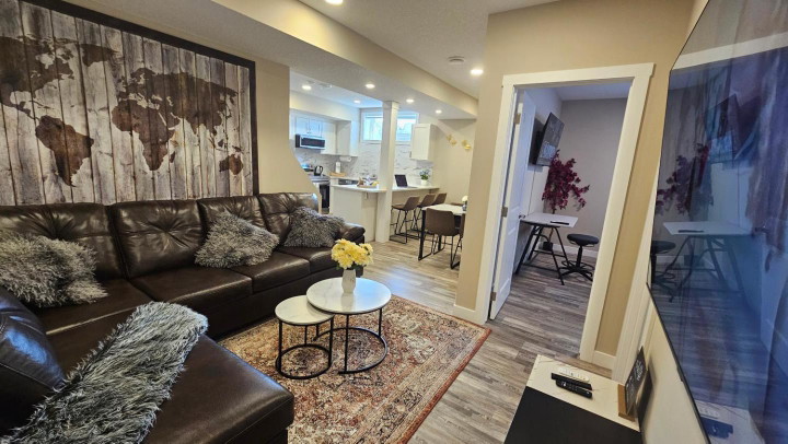 Luxury Basement Suite With 2 Bedrooms, 2 Queen Beds, Free Wi-fi, And Free Parking - Calgary