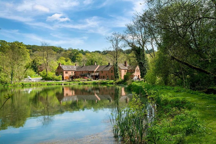 Travel Fox Cottages- Swimming Lake, Bbq Hut, Games Area - Alton Towers - Leek