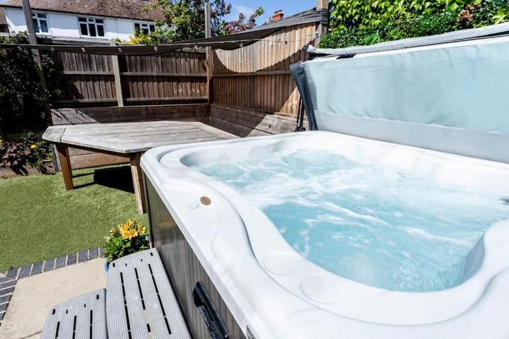 3 The Old Schoolhouse: Hot Tub, Log Burner, Parking, En-suite - Whitstable