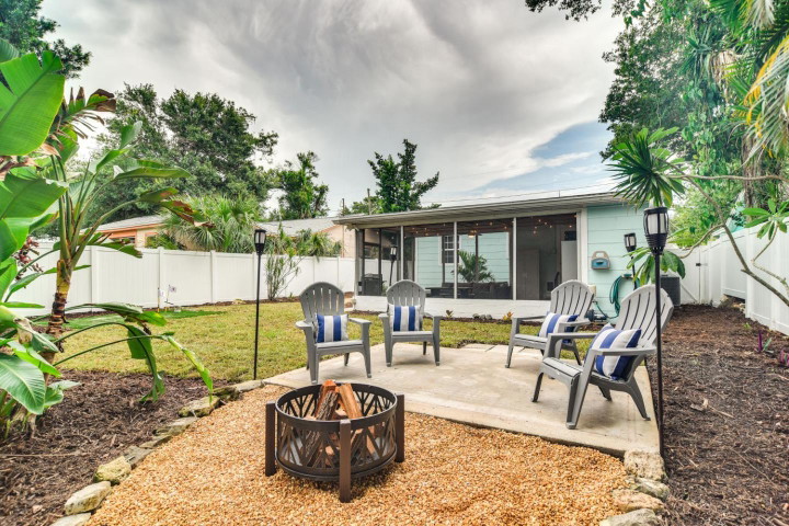 Pinellas Park Home: Swim, Golf, Grill & More! - Pinellas Park, FL