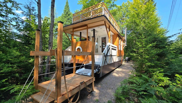 Waterfront Houseboat Getaway - L'odyssee - Quebec City