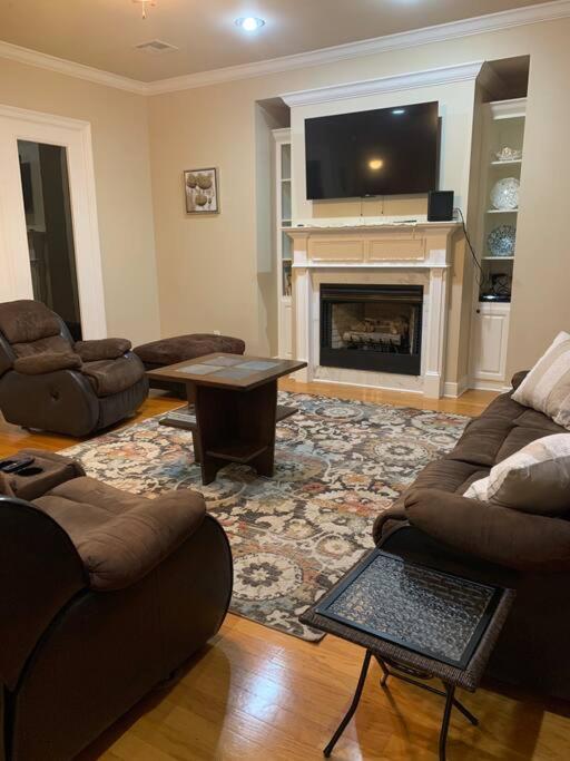 Luxury, Modern, Homely 4 Bedroom House, Close To City Center, Hospitals And Shopping Centers - Alexandria, LA