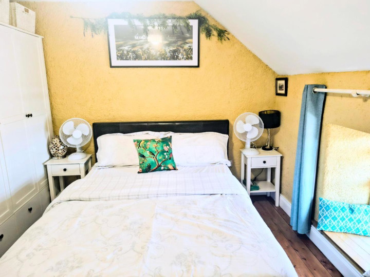 Comfy Bedroom And Private Bathroom On The Top Floor Of A Home Stay -10 Mins Walk To The Center - Off Street Parking - Cork