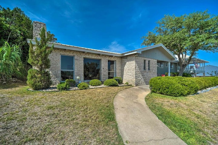 Snowbird-friendly House With Game Room, Full Kitchen, Balcony & W/d - Kerrville, TX
