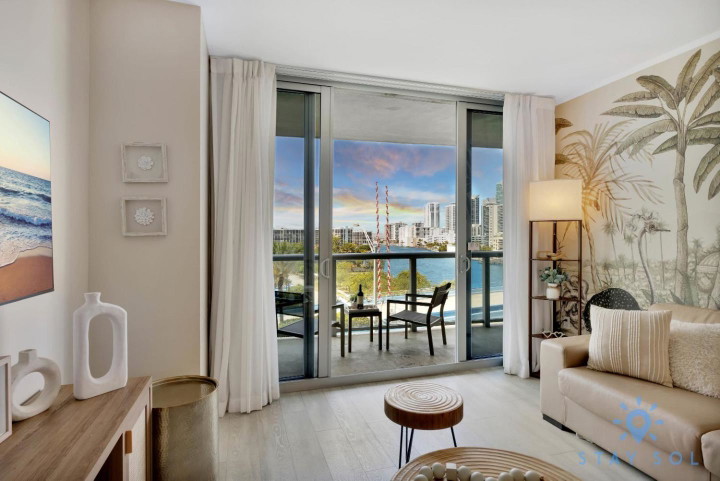 Pool - Gym - Balcony - Amazing View - Near Beach - Miami Gardens, FL